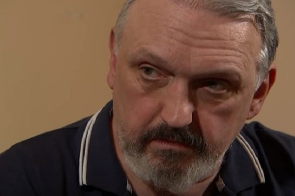 A brit neonácik egyik szószólója bevallotta, hogy meleg és édesanyja ...