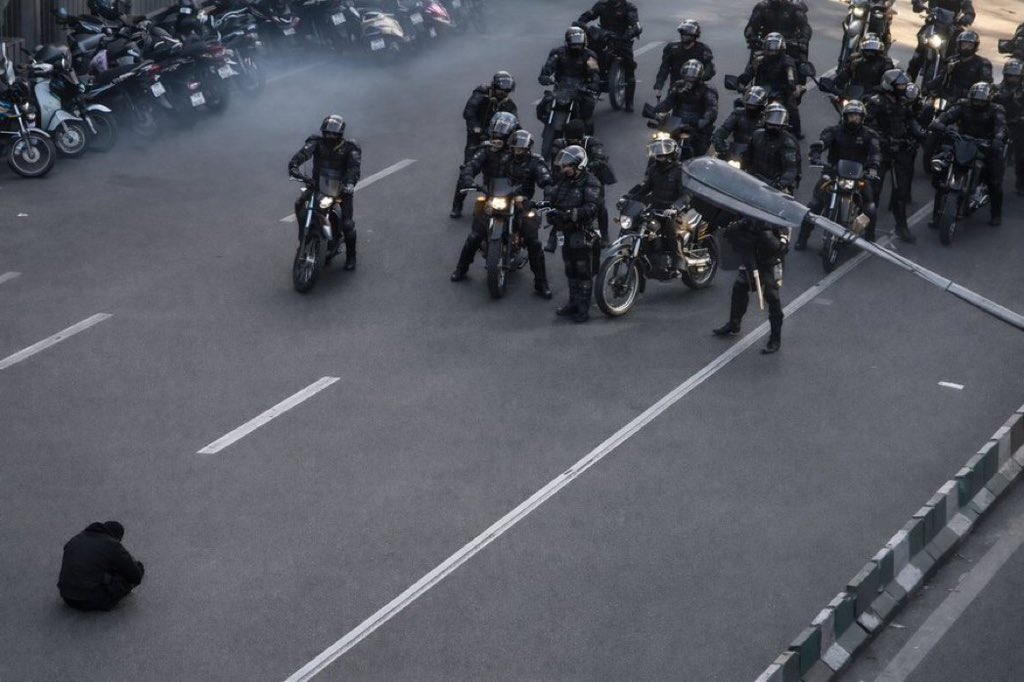 Az elűzött Pahlavi sah fiát éltetik a tüntetők Iránban, ahol a ...